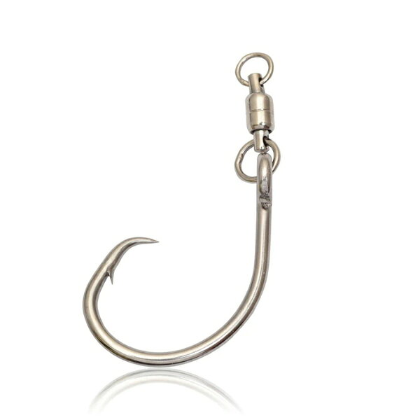 活き餌を活かし魚を保護する専用設計 Mustad（マスタッド）のツナ用サークルフック4Xは、フックとスイベルを強固に連結した一体型モデルです。スイベルが滑らかに回転することで、活き餌の動きに伴うラインの糸ヨレを効果的に抑制。餌が水中で自然に...