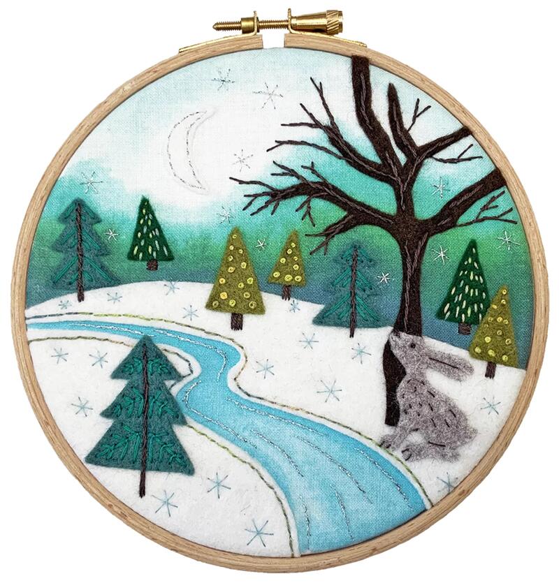 【はじめにご覧ください】→輸入(取り寄せ)刺繍キットの納期について ※本商品はクロスステッチ刺繍キットではありません。ウール混のフェルトを背景デザインが印刷された布に様々なステッチを用いて刺し、完成させます。 ※木製フレームが付属しておりま...