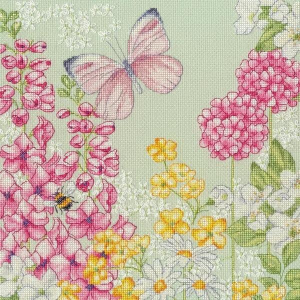 【はじめにご覧ください】→輸入(取り寄せ)刺繍キットの納期について ・出来上がりサイズ：26×26cm ・キット内容：刺繍布(ツヴァイガルト社製アイーダ/セージグリーン)、刺しゅう糸、ビーズ、針、図案、説明書(英語)、簡単な日本語説明 ・イ...