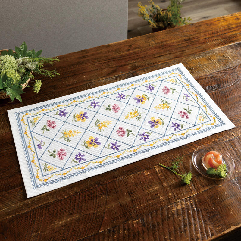 やわらかな黄色の花が可愛らしいミモザをモチーフにした、オノエ・メグミデザインの刺しゅうキットです。刺しゅうの後には、お部屋が華やぐインテリアアイテムとして飾ってお楽しみください。 ●キット内容：刺繍糸、刺繍布、クロスステッチ針、カラー図案付...