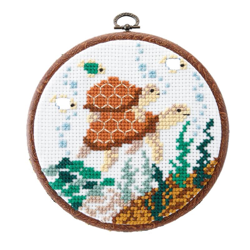 ●キット内容：25番ししゅう糸(綿100％)、刺しゅう布(No.3000布、ジャバクロス中目・オフホワイト)、刺繍針(クロス針)、おしゃれフープ(P-111木目)、カラー図案付説明書。●難易度：E(初級者向け)●出来上がりサイズ：額内径15...