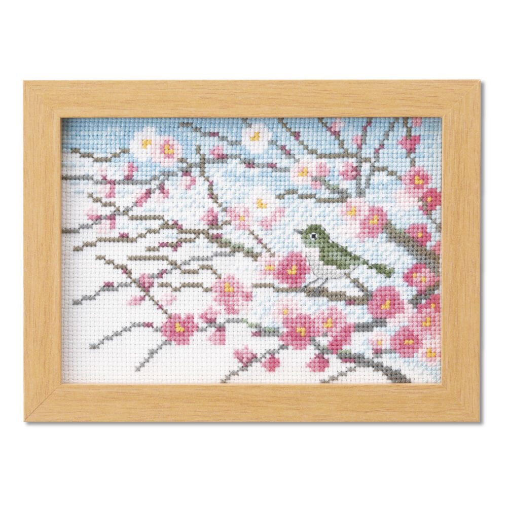 季節に合わせて変わりゆく情景を刺しゅうに閉じ込めました。壁掛け・スタンド兼用木製フレームつき●キット内容：25番刺繍糸(綿)、刺繍布(綿)、クロス針、カラー図案付説明書、木製フレーム●難易度：B(初～中級者向)●出来上がりサイズ 額外径:約...