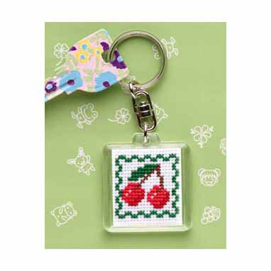 ●キット内容：25番刺繍糸(綿100%)、オリムパスNo.3900刺繍布(アイーダ)、キー・リング、台紙、刺繍針、図案付説明書●難易度：E(初級者向け) ●キーリング本体：全長9cm●アクリルケース外径：縦4.2×横3.9×幅0.6cm、内...