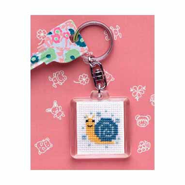 ●キット内容：25番刺繍糸(綿100%)、オリムパスNo.3900刺繍布(アイーダ)、キー・リング、台紙、刺繍針、図案付説明書●難易度：E(初級者向け) ●キーリング本体：全長9cm●アクリルケース外径：縦4.2×横3.9×幅0.6cm、内...