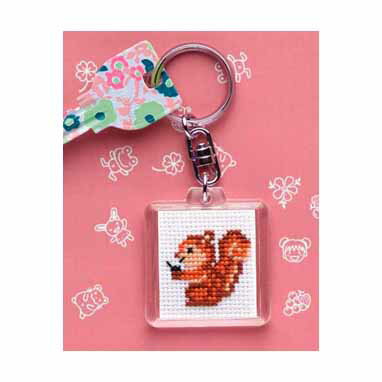 ※メーカー欠品中、4月上旬～中旬予定 ●キット内容：25番刺繍糸(綿100%)、オリムパスNo.3900刺繍布(アイーダ)、キー・リング、台紙、刺繍針、図案付説明書●難易度：E(初級者向け) ●キーリング本体：全長9cm●アクリルケース外径...