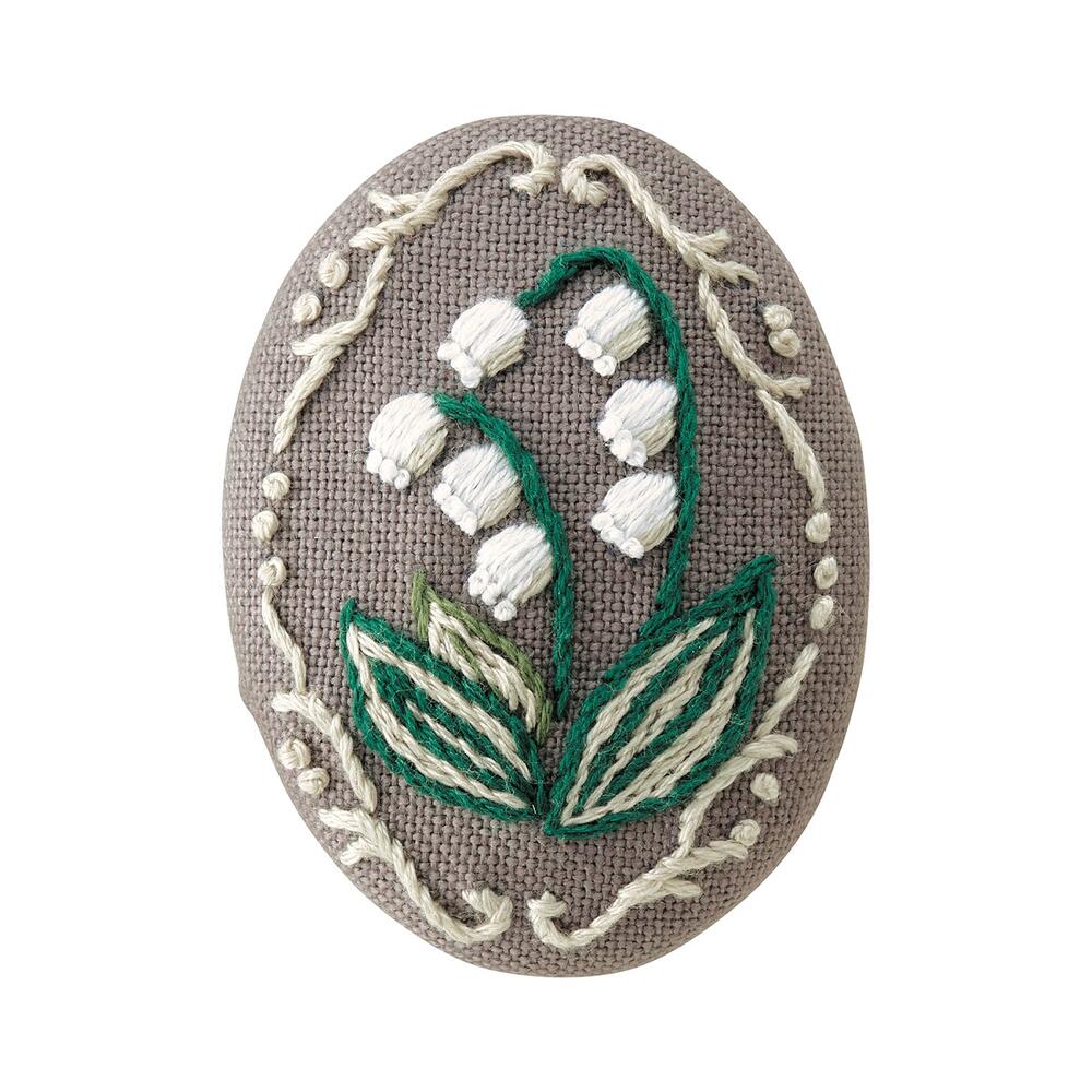 ご注意：本商品はクロスステッチ刺繍キットではなく、フランス刺繍になります。●キット内容：25番刺繍糸(綿100％)、刺しゅう布 No.6500布(エミークロス/綿100％/モーブグレー)、裏布、くるみ板、厚紙、ブローチピン、フランスししゅう...