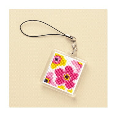 おしゃれでかわいい北欧テイストのクロスステッチししゅうキットです●キット内容：25番刺繍糸(綿100%)、No.3900布(アイーダ・白、綿100％)、ストラップ、台紙、クロス刺しゅう針、図案付説明書●難易度：E(初級者向け)●出来上がり寸...