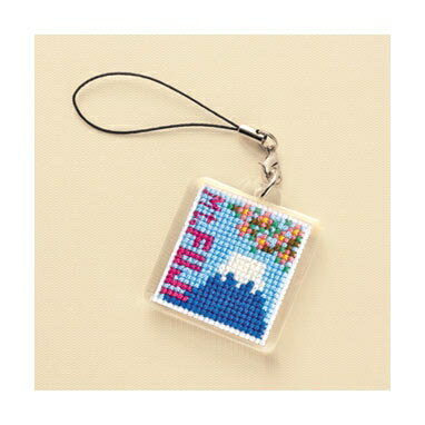 ●キット内容：25番刺繍糸(綿100%)、No.3900布(アイーダ・白、綿100％)、ストラップ、台紙、クロス刺しゅう針、図案付説明書●難易度：E(初級者向け)●出来上がり寸法 本体：全長約11cmアクリルケース外径：縦約4.2cm×横約...