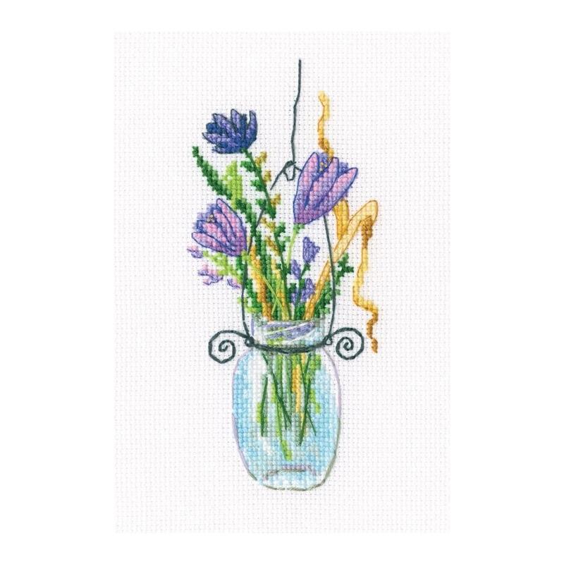 【はじめにご覧ください】→輸入(取り寄せ)刺繍キットの納期について○刺繍面サイズ：6.5×14.5cm (余白を含む)○キット内容：刺繍糸、(DMC製、綿100％)、アイーダ刺繍布(綿100％、白)、針、図案、簡単な日本語説明。○刺繍布目数...