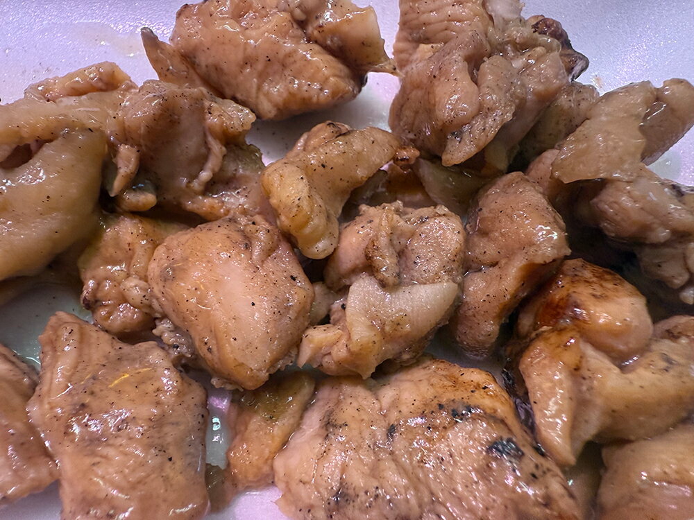 内容量 100g 賞味期限 冷蔵到着後1日・冷凍到着後2週間 保存方法 商品到着後、必ず冷蔵(冷凍)で保存 原材料 鶏肉： 種鶏の手羽先と手羽元を塩焼きしてニンニクの味付けをいたしました。