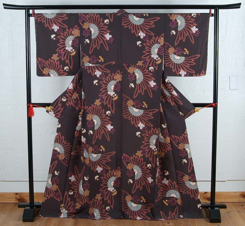 いまや大人気の洗えるきもの。 ポリエステルのお仕立て上がり着物です♪ 水をこぼした時や突然の雨・・・ そんな時に、心配いらないのが ポリエステル着物の嬉しいところ♪ おしゃれをして お出かけしたい時にはもちろん 着付けのお稽古用や 毎日のお...