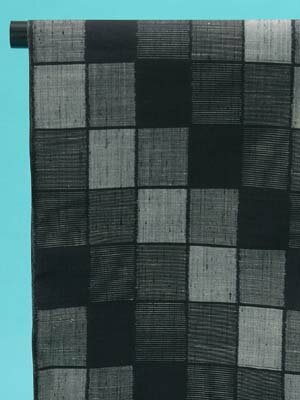 店舗持ち越し在庫のため訳あり特価!!! キズ・汚れ・ヤケなど ある場合がございます 特価品のため返品・交換は お受けできませんのでご了承ください 結城紬といえば、 真綿手紡ぎ、絣くくり、いざり機・・・ すべて熟練の人の手で作業されたものが重...