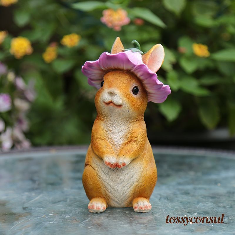 ユニークな帽子をかぶった立ち姿のうさぎさんがとっても可愛いガーデンオーナメントです。見ているだけで癒されそうな愛らしいアイテムですね。玄関先やお庭、お店などの装飾用にもオススメです。素材：樹脂サイズ：約9×9×17cm当店は他の店舗と在庫を...