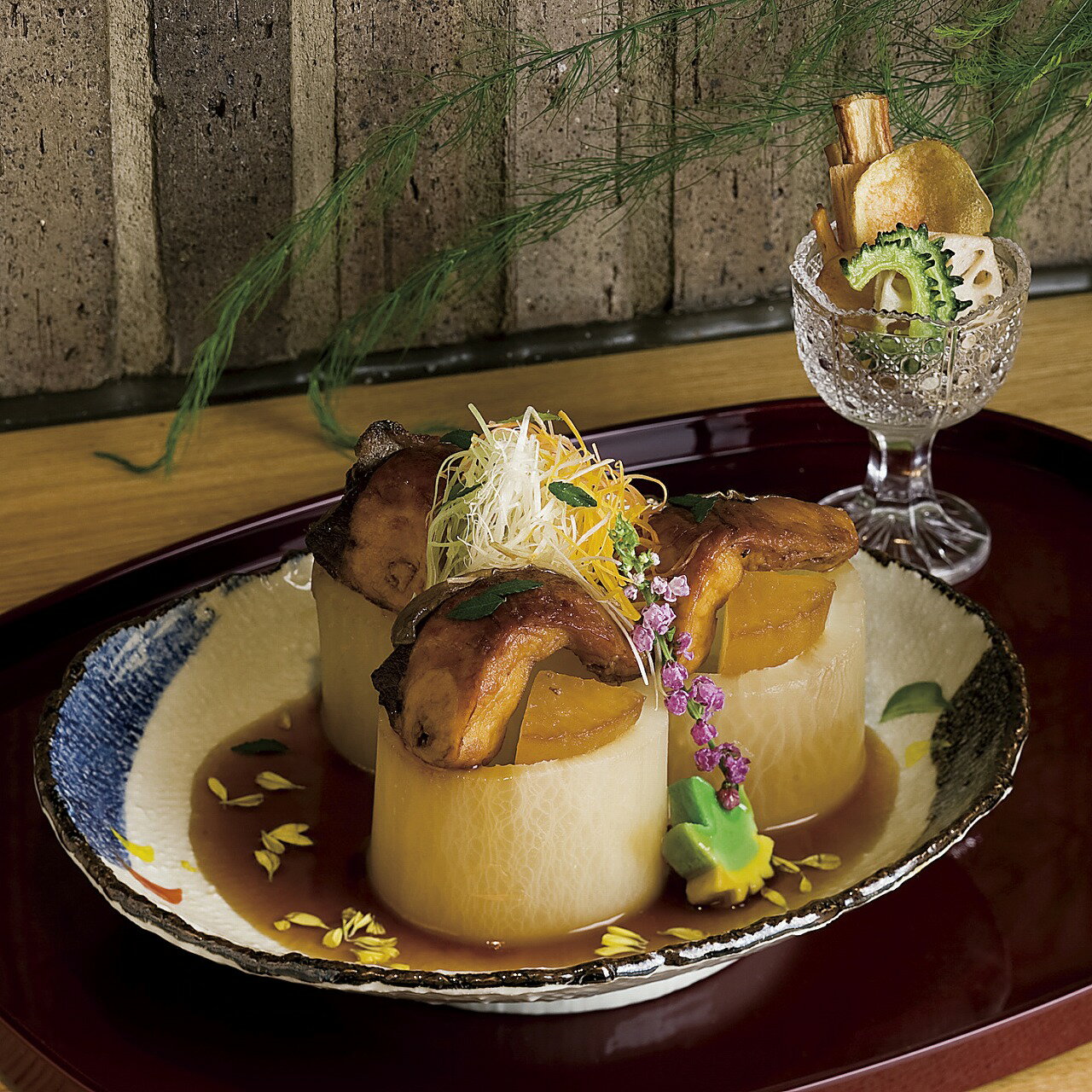 サイズ約24.2×20.5×H4.5cm・有田焼き ※メーカーより取り寄せ品の為、不良品以外の返品交換は出来かねます。 ※追加にてご購入されます場合、窯上がりにより若干色味が異なる場合がございます。 何卒ご了承いただきますようお願い申し上げ...