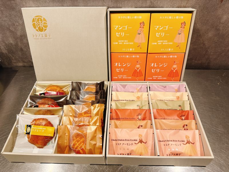 お重を開けた瞬間、笑顔があふれる 上品なゼリーと焼き菓子の贅沢ギフトセット トトノエお重箱 No.5 ゼリー焼き菓子セット（紙袋付） ※3段重には風呂敷付き 添加物を使わずに仕上げたゼリーと、丁寧に焼き上げた焼き菓子を 上品なお重箱に詰め合...