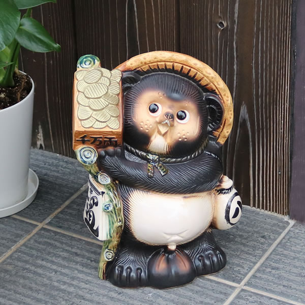品　番 ta-0364　しがらき焼たぬき 品　名 信楽焼　千両箱持ち狸　［送料無料］ サイズ・重量 幅200×奥行160×高さ280mm　1.3kg 送料について ご注文合計が3,980円以上の場合は、送料無料に なります。 3,980円未...