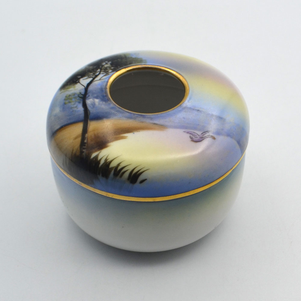 メーカー Noritake オールドノリタケ 製造国 日本（英国輸出用） サイズ 約 口径7.3cm×高さ4.2cm約 全高5.5cm×幅7.8cm×奥行7.8cm 日本の高級食器メーカー『ノリタケ』の小物入れです。日本製ですが、英国輸出用...