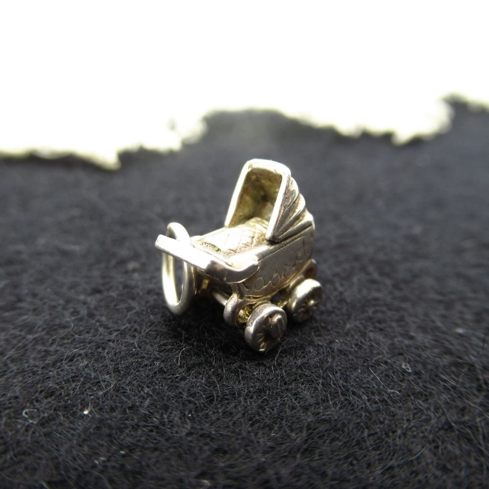 チャーム｜ベビーカー｜乳母車｜銀製｜シルバーチャーム｜ヴィンテージ 【サイズ】縦 約1cm、横 約1cm、重さ 約2g ヴィンテージ品のシルバーチャームです。 一部似ているアイテムもありますが、英国雑貨トゥーシェの輸入する現代品「シルバーラ...