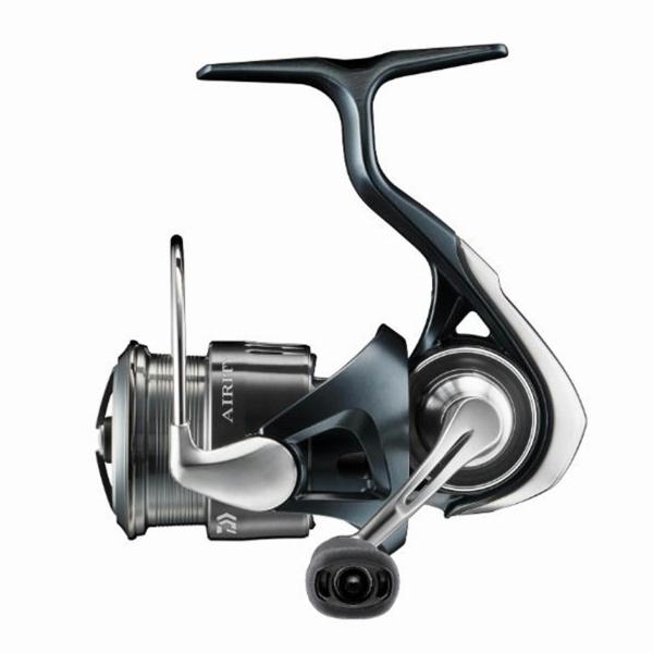 【ダイワ 23エアリティ ST SF1000S-Pの商品説明】()]エリアトラウトやネイティブトラウト、バスフィッシングにおいて、リールの回転性能を追求するエキスパートアングラーの渇望は、とどまることを知らない。巻き心地をもっと軽く、巻き感...