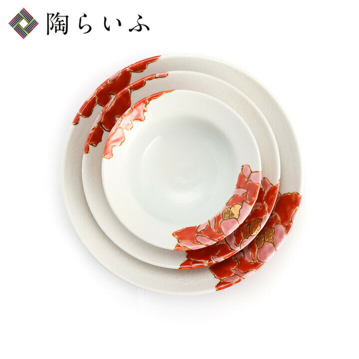 九谷焼 ツバ鉢 牡丹 緋 大中小 /佐藤剛志九谷焼 ツバ鉢 牡丹 緋 大中小 /佐藤剛 商品説明 ＜躍動感のあるデザイン。佐藤剛志の九谷焼＞ つばのある帽子のようなフォルムの鉢皿には大胆な構図で牡丹が描かれていて印象的です。 大中小の鉢のセ...