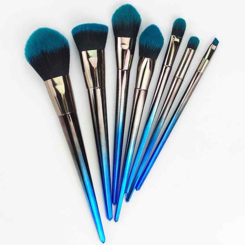 メイクブラシ レディース 7本セット 人工繊維 フェイスブラシ チークブラシ アイシャドウブラシ グラデーションカラー シルバー ブルー コスメツール・カテゴリ: 化粧ブラシセット・ブラシ本数: 7本・ブラシ素材: 人造繊維・柄の素材: プ...
