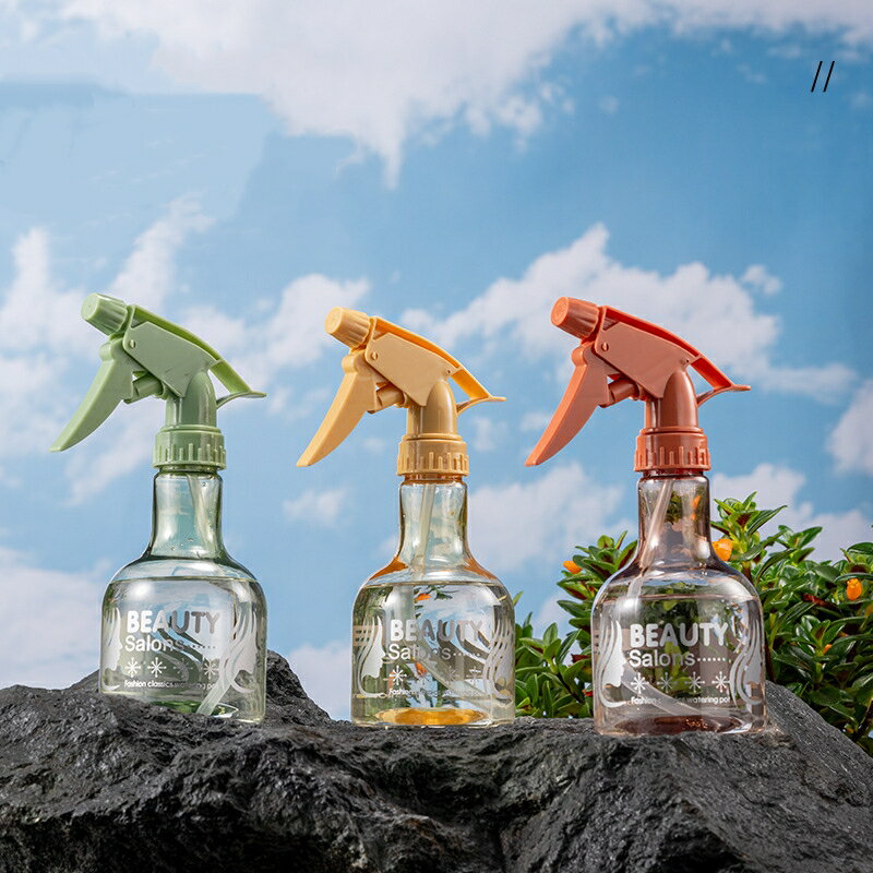 植物の水やりから消毒、掃除まで幅広く使える多用途スプレーボトル（250ml）です。 細かいミスト噴射で、観葉植物や花にやさしく水分を届け、葉を傷めにくい設計。 コンパクトサイズで持ちやすく、片手でも簡単に操作可能。 軽量で使いやすく、日常の...