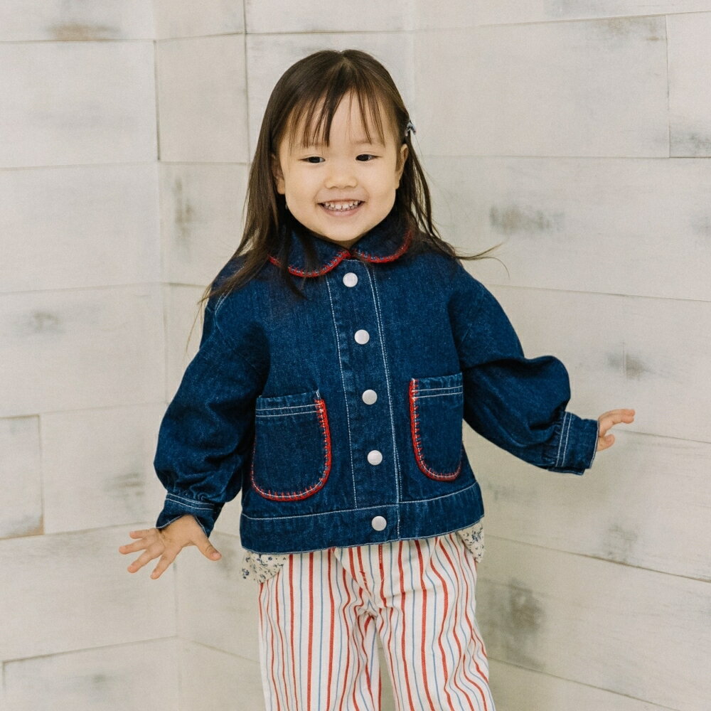 【ベビーザらス限定】First Closet×mio（@m_ooo）大人気インフルエンサーコラボコレクション衿とポケットの赤いステッチがポイント！前を開けても閉めてもかわいく着られて、ゆるめのシルエットがおしゃれなデニムジャケットです。＜仕...