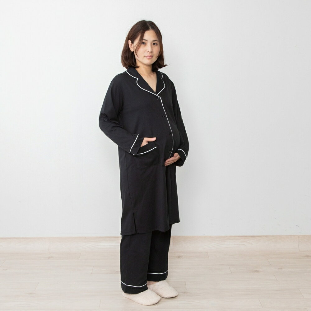 天竺のカットソー素材を使用し、オールシーズン大活躍のマタニティパジャマです。第1～2ボタンがスナップボタンになっており、授乳もしやすい仕様になっております。パンツは調節可能なゴム仕様になっておりますので、ウエスト調整が簡単に出来ます。お腹が...