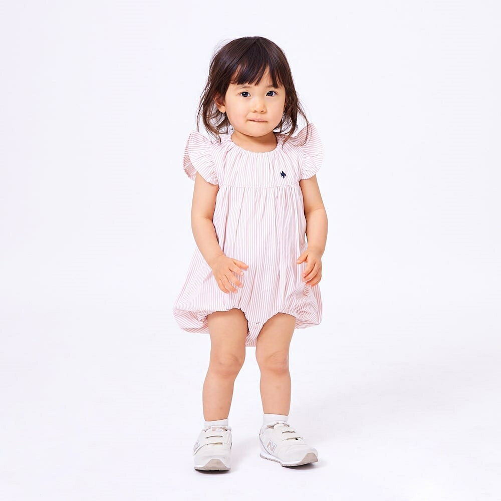 袖フリルが可愛らしいロンパースです。＜サイズ＞70cm：身丈43cm 身幅26cm 背肩幅19cm 袖フリル丈4cm80cm：身丈45.5cm 身幅27cm 背肩幅20cm 袖フリル丈4.5cm＜組成＞　本体：ポリエステル65％、綿35％こ...