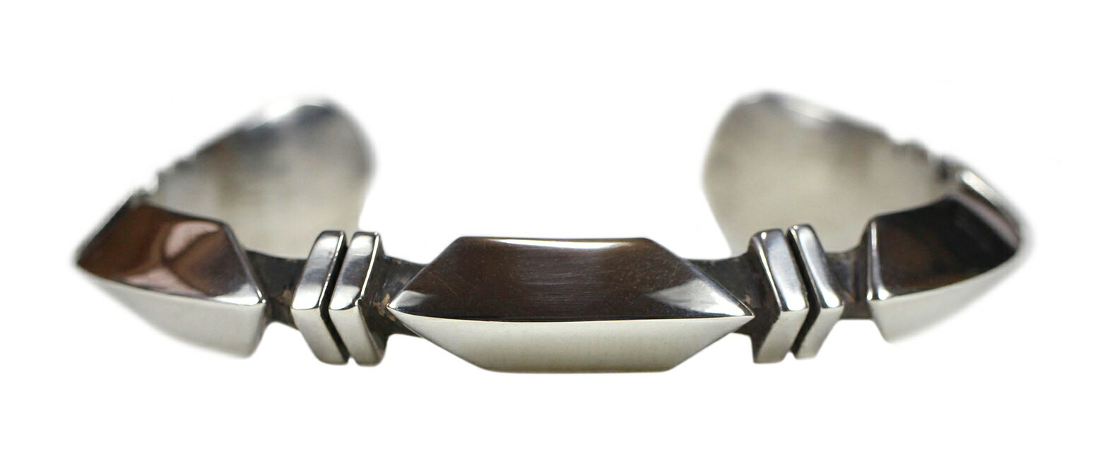 商品情報商品説明-Navajo #2519 Jasper Nelson "Cut Out Triangle Bangle"-・#2519・Made in USAサイズ＜サイズスペック＞内周：15.3cm　開口部：2.8cm　最大幅：1.5c...