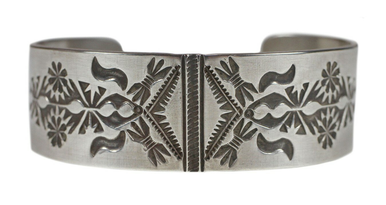 商品情報商品説明-Navajo #2516 Edison Sandy Smith "Bangle"-・#2516・Made in USAサイズ＜サイズスペック＞内周：15cm　開口部：3cm幅：2cm※若干の誤差はご了承ください。生産国アメ...