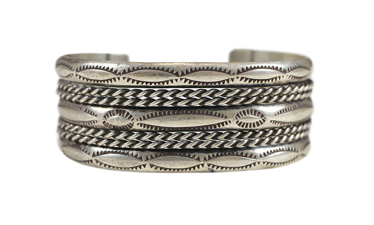 商品情報商品説明-Navajo #2614 1970s "Vintage Bangle"-・#2614・Made in USAサイズ＜サイズスペック＞内周：14.4cm開口部：2.9cm幅：2.5cm※若干の誤差はご了承ください。生産国アメ...