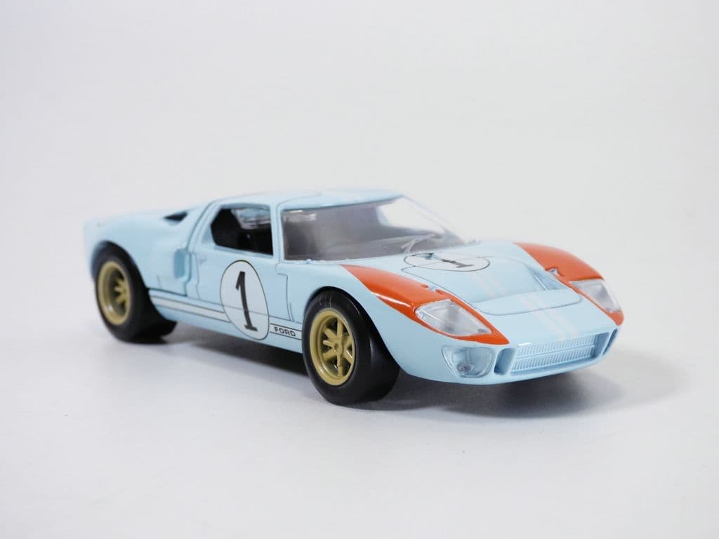 1968年の栄光を、その手に。伝説のフォード GT40 ガルフカラーが、あなたの書斎をサーキットに変える モータースポーツを愛する方なら、あの鮮やかなブルーとオレンジのコントラストを見ただけで、胸が高鳴るのではないでしょうか。 1968年、...