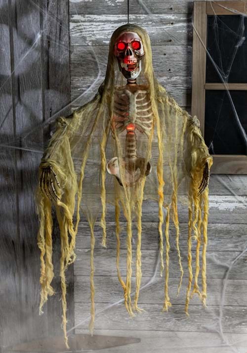 商品説明 主な機能/スペック・成形プラスチック製の脚なしスケルトンに黄ばんだチーズクロスの布が付いています・高さ約58.4cm・頭蓋骨の上部に吊り下げ用のコードループ付き・頭部と顎が可動し、腕は最小限の可動域があります・頭蓋骨の後ろにあるス...