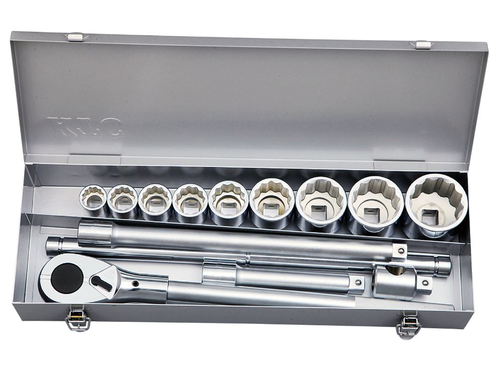 【特長】 ●使用頻度の高いサイズのソケットと駆動工具のセットです。 ●メタルケース（B4110-MA）付です。 【用途】 ●大型車、建機、工場設備の整備 【仕様】 ●差込角(mm)：19.0 ●ソケット内容(mm)：24、27、30、32、...