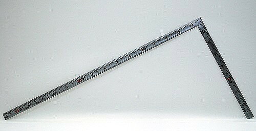 ●用途：長さの測定、直角の確認やケガキ作業に使用する曲尺 ●角が薄くケガキやすくなっています。 ●外側基点の内側目盛が付いています。 ●シルバー加工で表面の反射を抑え目盛が読み取りやすくなっています。 ●商品サイズ(縦x横x奥mm)：485...