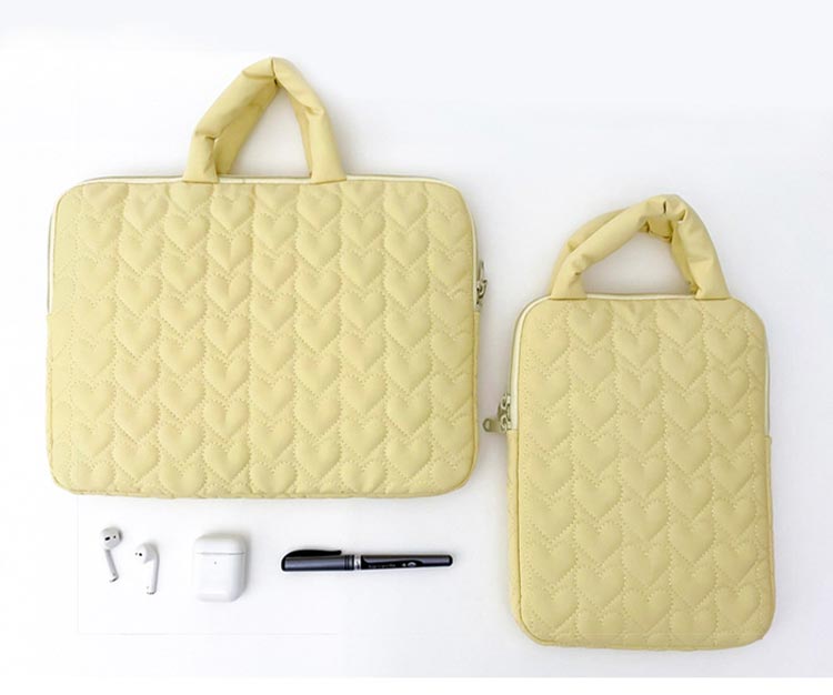 <fontcolor="#000000">商品紹介タブレットやノートパソコンなどの収納に最適なアイテムです。広い開け口とダブルファスナーが付いており、中身の取り出しも簡単です。クッション素材を使用しているため...