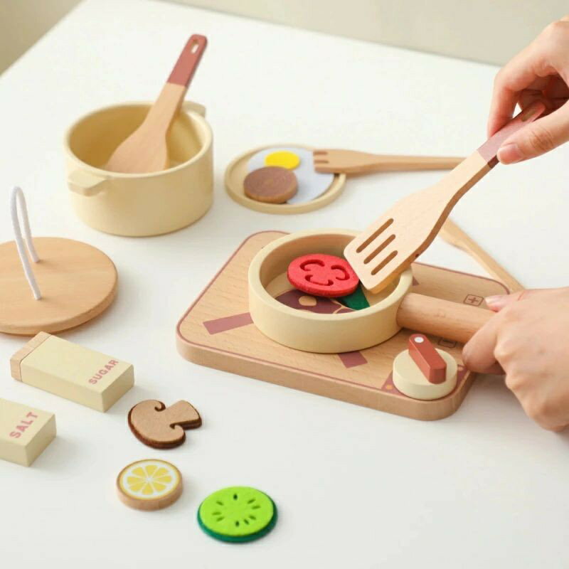 商品説明ポイント 【セット内容】 木製キッチンおもちゃセットには、鍋、蓋、フライパン、スパイス、ナイフ、スプーン、食器、フォークなどが含まれており、子供の遊びに適しています。 【丸みのある縁のデザイン】 このキッチンセットのすべてのパーツは...