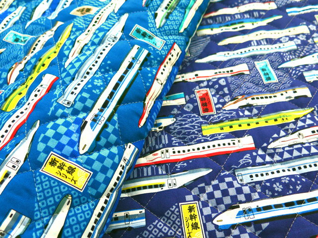 2025年入園・入学向けの新柄が早くも登場！ 歴代新幹線のサイドビューをボーダー柄の 和調にアレンジ。 生地　　　オックス（綿100％） 中綿　　　ポリエステル 100％ 裏地　　　綿 100％ 生地幅　　約106cm 【カラー】　 * 縹...