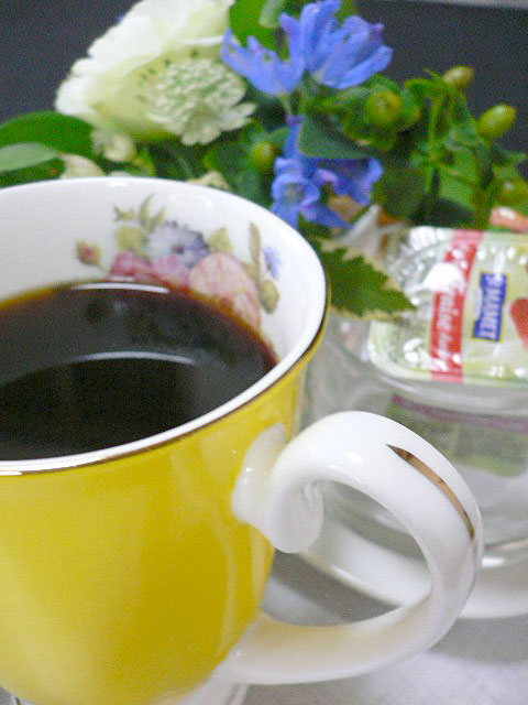 ロイヤルアーデンのマグカップです。 明るいカラーのカップの内側には、優しい花たちの絵柄。 モーニングコーヒーからホッとひと息ティータイムまで、プチゴージャスな雰囲気のマグは飲むたびに元気をもらえそうです。 金色の縁取りがあるのに、電子レンジ...