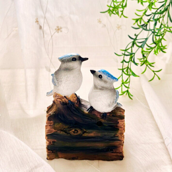 二羽の小鳥が木にとまっているデザインのセンサーアニマル。 センサー内臓で、人が前を通ると小鳥が鳴きます。 二羽の小鳥が向かい合ったキュートなデザインで、玄関など様々な場所に飾ることが出来ます。 美しい求愛の声を再現したさえずりは癒しをプラス...
