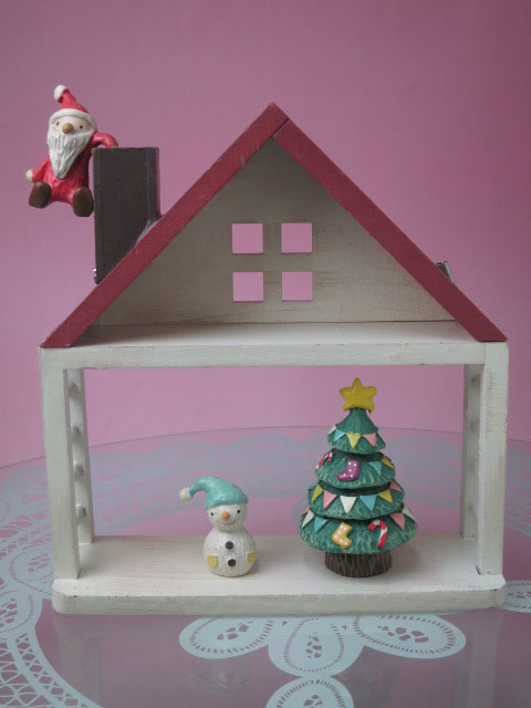 メーカー希望小売価格はメーカーカタログに基づいて記載しています。木製のミニチュアハウスとミニサイズのサンタ、スノーマン、ツリーのセットです。 ハウスの両サイドはハシゴのようになっているので、サンタやスノーマンを引っ掛けてディスプレイできます...