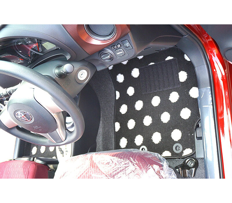 　■対応車種 トヨタ ヴィッツ 130系130系　駆動方式：2WD　平成22年12月〜130系　駆動方式：4WD　平成22年12月〜130系　駆動方式：RS　　平成22年12月〜※ご注文の際に、車両詳細をご選択ください。■生地水玉黒厚み：約...