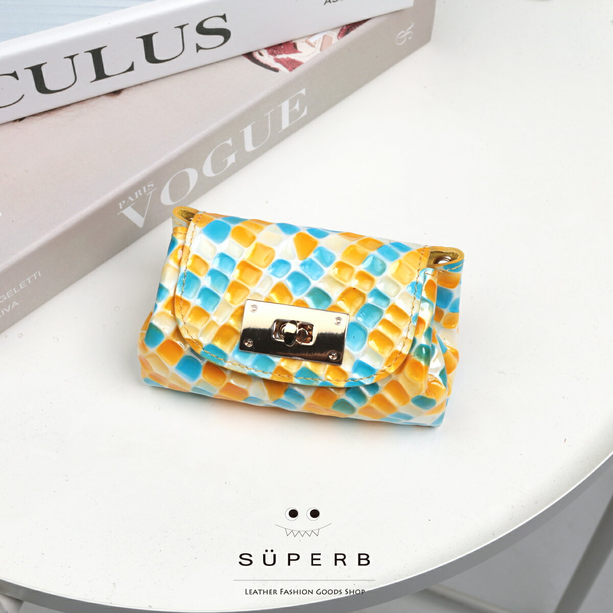 サイズ縦8cm×横12..5cm×厚み4.5～5cm素材外装：国産牛革 内装：国産牛革特徴クラウドファンディングにて公開以来、人気の「オールインミニウォレット」 手のひらサイズのミニ財布でありながら、お出かけ時の必需品【紙幣】【硬貨】【カー...