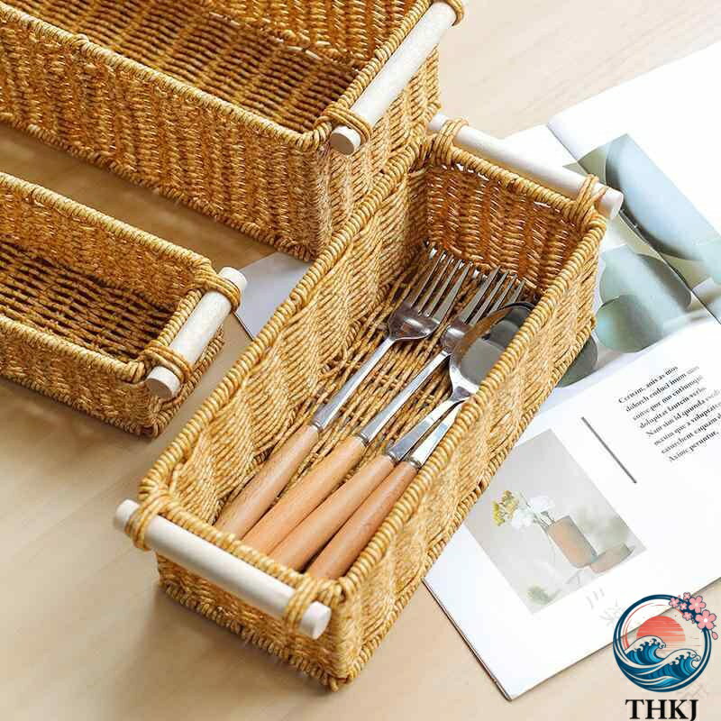 ・スタイル: モダンシンプル・主な素材: プラスチックラタン・カラー展開: ライトブラウン・サイズ展開: S (約22×8×6cm)、M (約25×11×8.5cm)、L (約28.5×14×10cm)・特徴: 木製ハンドル付き 指定された...