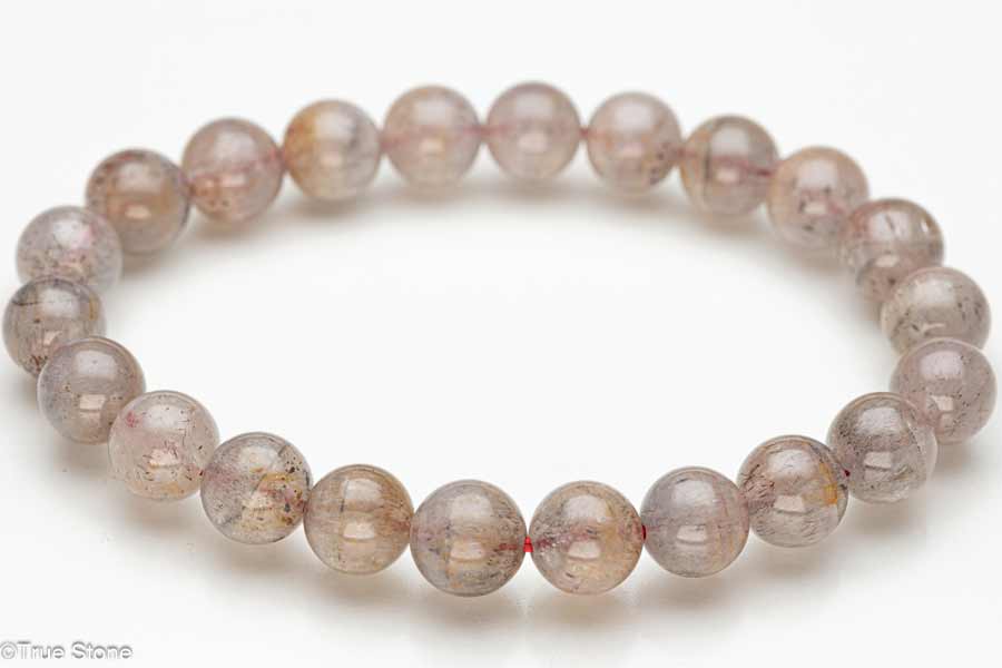 スーパーセブンと呼ばれることの多いクォーツについて——レピドクロサイト・イン・クォーツの内包鉱物 本品はすべて一点物です 天然クォーツの内部に、レピドクロサイト、ゲーサイト、ヘマタイトといった 鉄系鉱物が内包されたブレスレットです。 針状・...