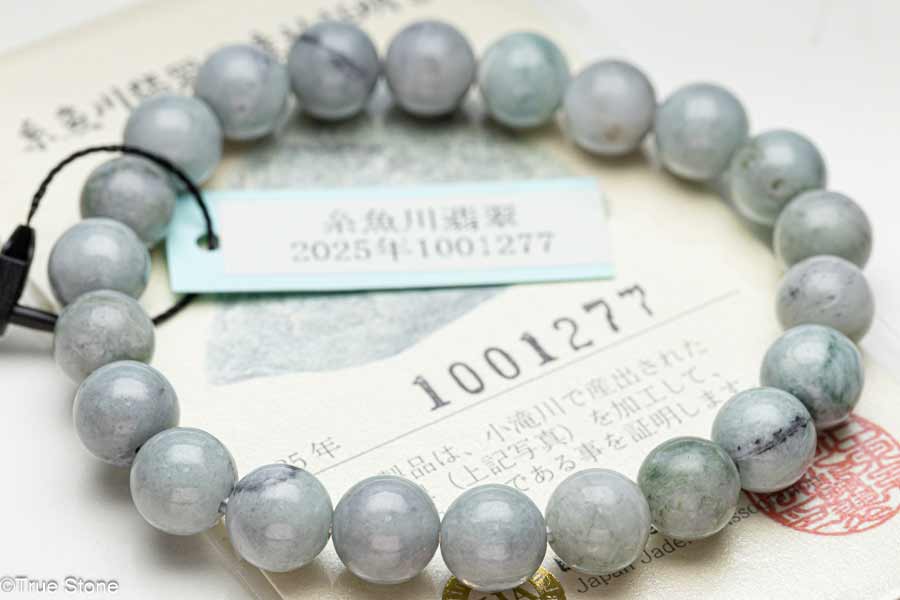 「糸魚川産翡翠」 糸魚川産翡翠は、新潟県糸魚川市を中心とする地域で採取される日本特産の翡翠（ヒスイ輝石）であり、その歴史、地質的特性、文化的意義のいずれにおいても極めて重要な鉱物資源です。 翡翠は古来より東洋、西洋を問わず「宝石の王」とも称...