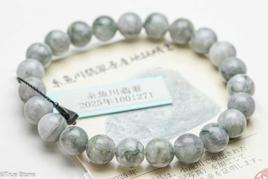 「糸魚川産翡翠」 糸魚川産翡翠は、新潟県糸魚川市を中心とする地域で採取される日本特産の翡翠（ヒスイ輝石）であり、その歴史、地質的特性、文化的意義のいずれにおいても極めて重要な鉱物資源です。 翡翠は古来より東洋、西洋を問わず「宝石の王」とも称...