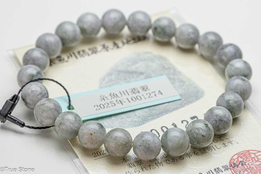 「糸魚川産翡翠」 糸魚川産翡翠は、新潟県糸魚川市を中心とする地域で採取される日本特産の翡翠（ヒスイ輝石）であり、その歴史、地質的特性、文化的意義のいずれにおいても極めて重要な鉱物資源です。 翡翠は古来より東洋、西洋を問わず「宝石の王」とも称...