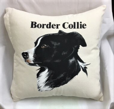 ＜クッションカバーの素材＞綿100％＜クッションカバーのカラー＞ナチュラル＜クッションカバーのサイズ＞43cm×43cm＊裏面には、足跡マークがプリントされます。＊この商品は、クッションカバーのみになります。＊クッションの中身は、専用商品が...